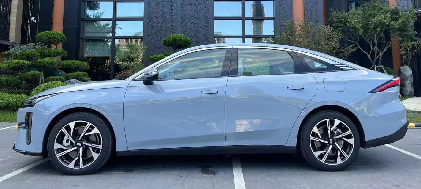 Geely Galaxy L6 sedan arrived at dealers in China with 1,370 km comprehensive range