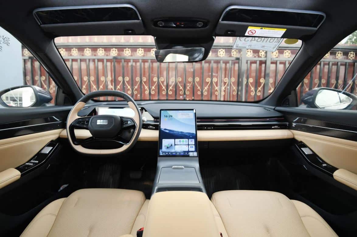 Geely Galaxy L6 sedan arrived at dealers in China with 1,370 km comprehensive range