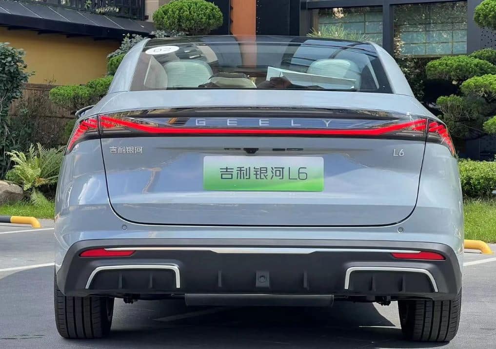 Geely Galaxy L6 sedan arrived at dealers in China with 1,370 km ...