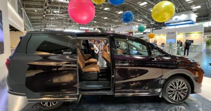 Dongfeng Forthing U-Tour V9 MPV unveiled at IAA Mobility in Munich, available in ICE and PHEV