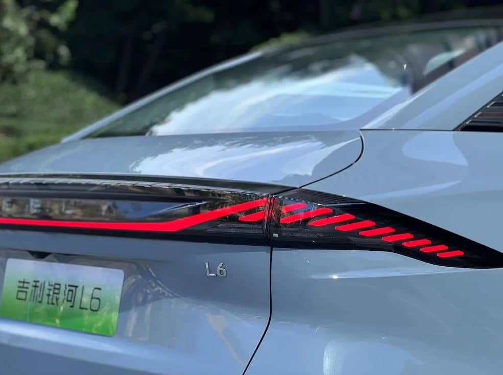 Geely Galaxy L6 sedan arrived at dealers in China with 1,370 km comprehensive range