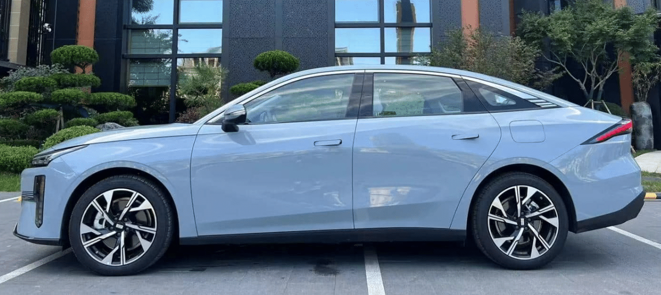 The Geely Galaxy L6 starts mass production as the first car rolls off ...