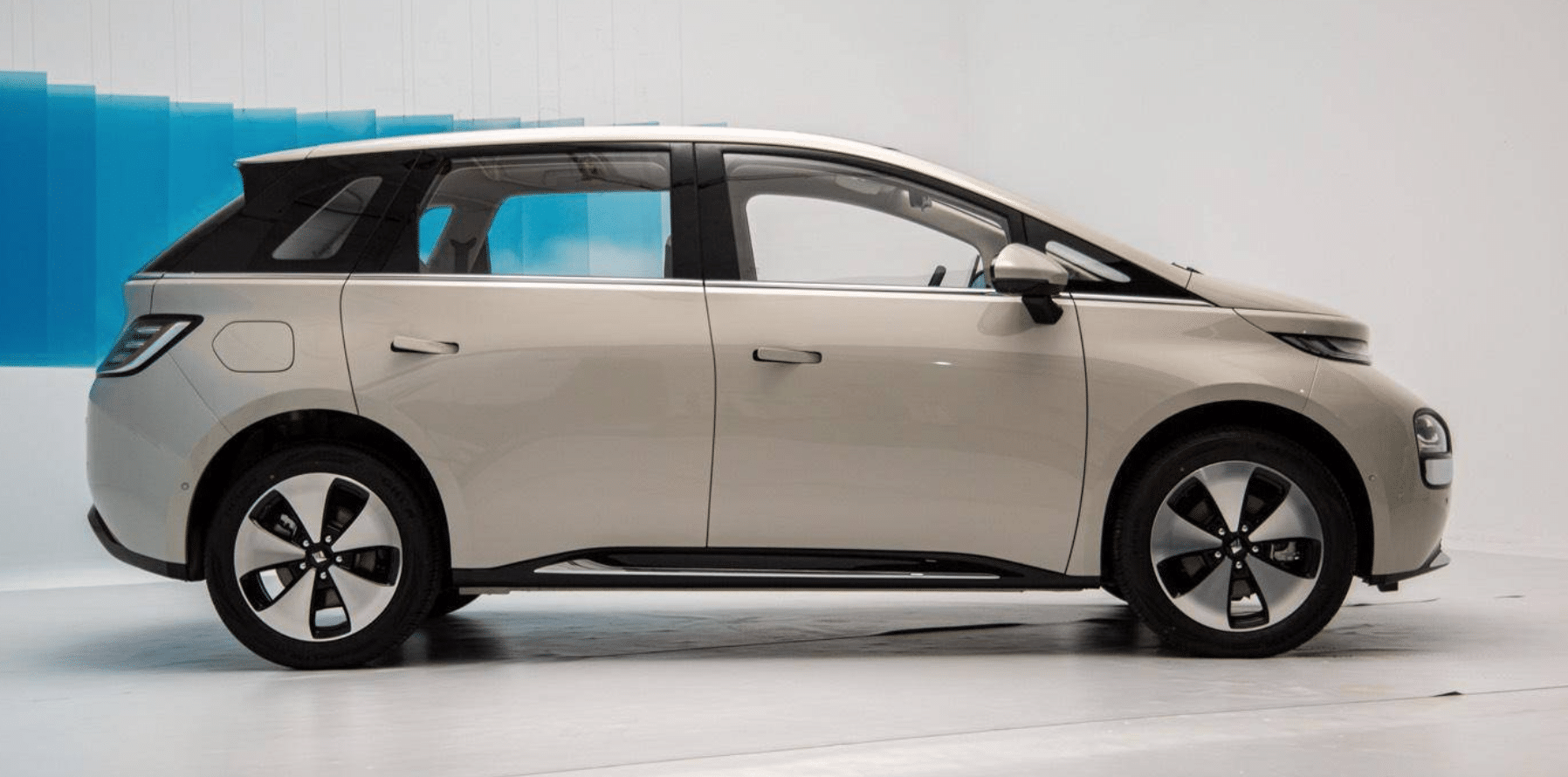 Baojun Cloud EV latest version to change lanes, overtake, park on its own