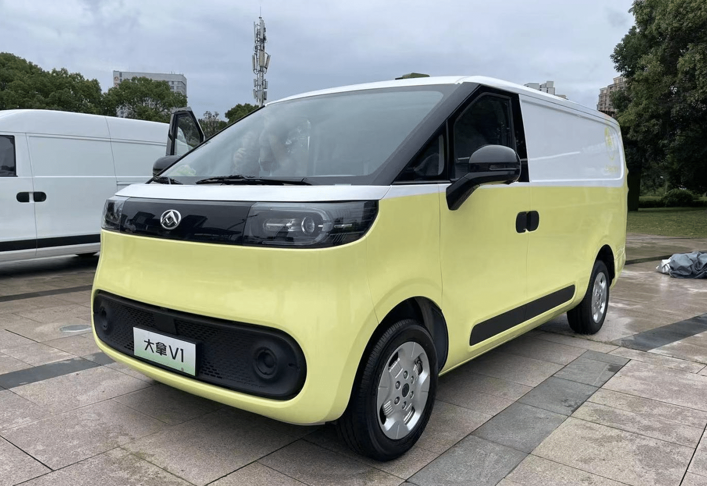 SAIC Maxus electric minivan makes a debut