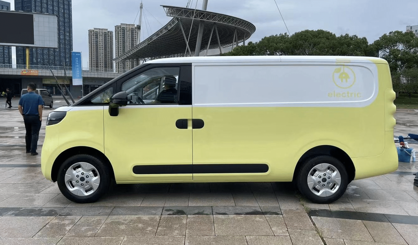 SAIC Maxus electric minivan makes a debut