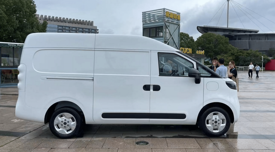 SAIC Maxus electric minivan makes a debut
