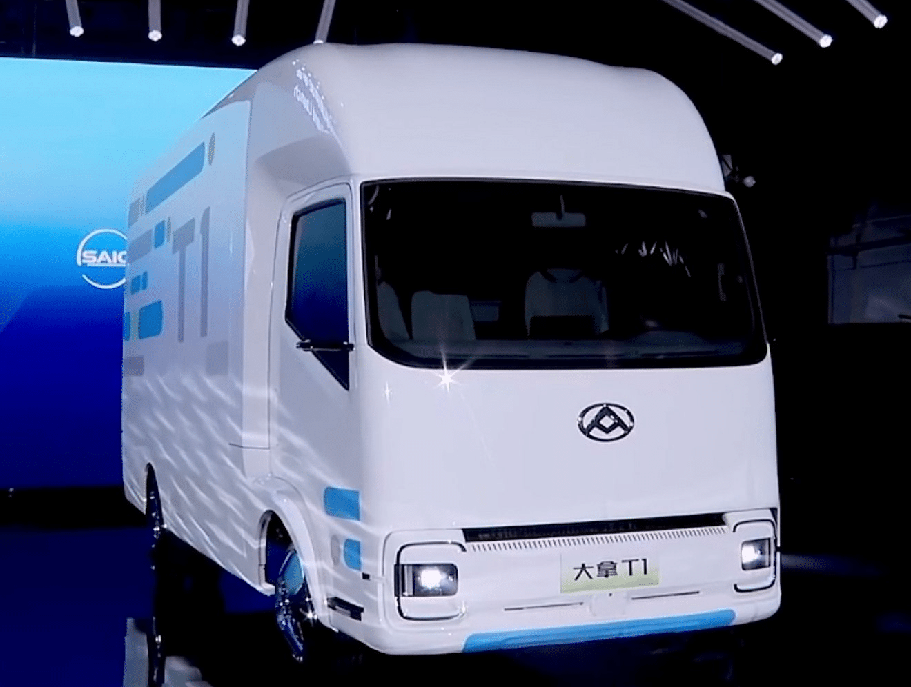 SAIC Maxus electric minivan makes a debut