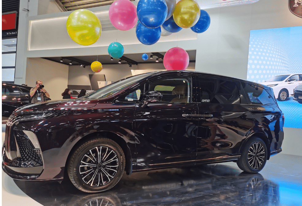 Dongfeng Forthing U-Tour V9 MPV unveiled at IAA Mobility in Munich, available in ICE and PHEV