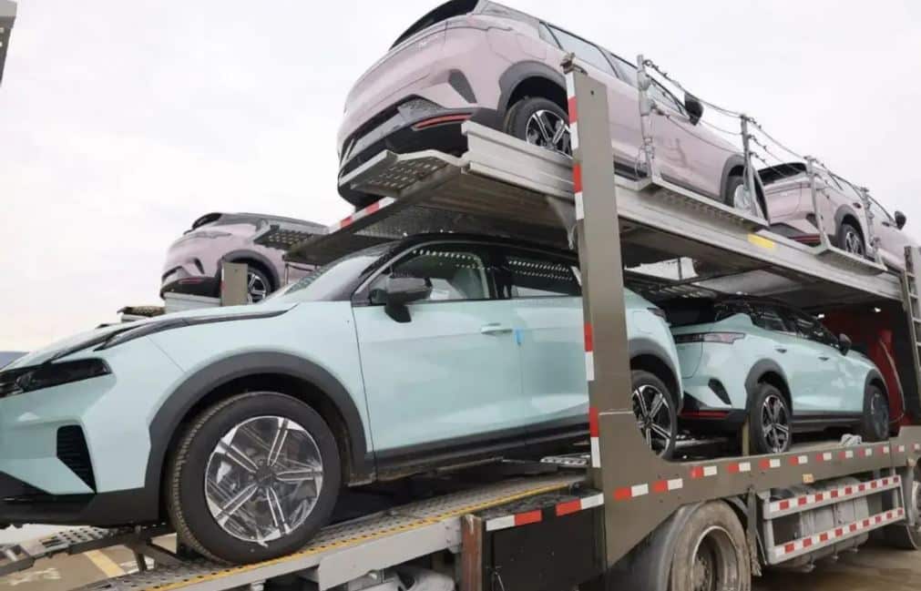 Lynk & Co 06 EM-P SUV rolled off production line