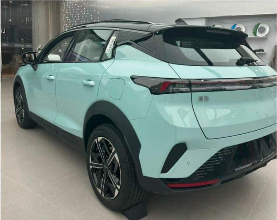 Lynk & Co 06 EM-P SUV rolled off production line