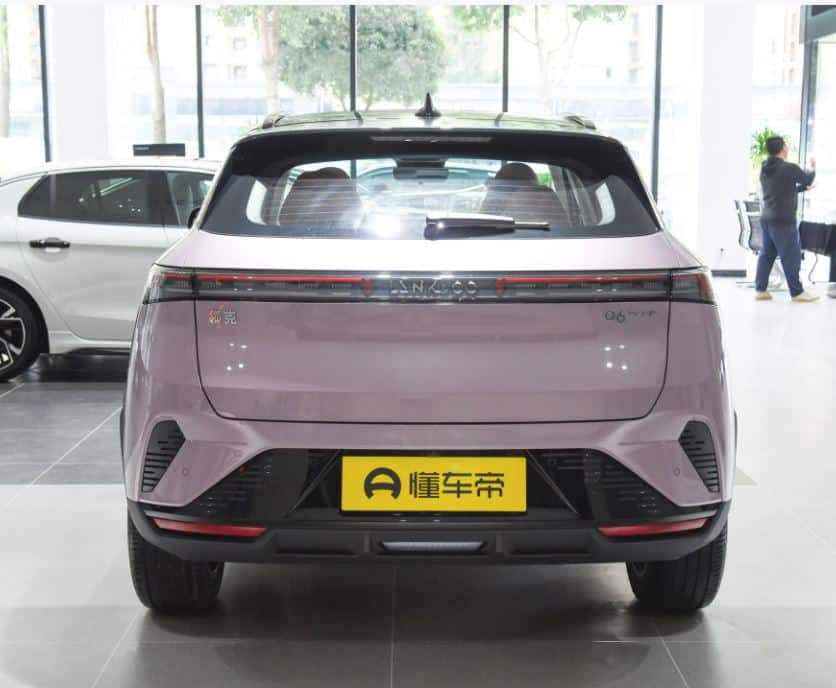 Lynk & Co 06 EM-P SUV starts pre-sale in China