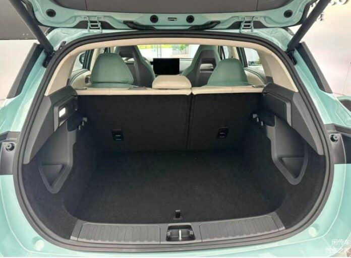 Lynk & Co 06 EM-P SUV rolled off production line