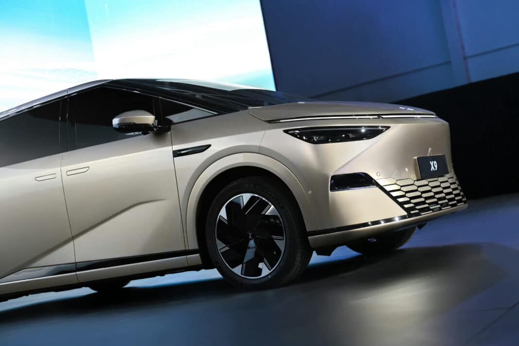 Xpeng X9 flagship MPV debuts in China
