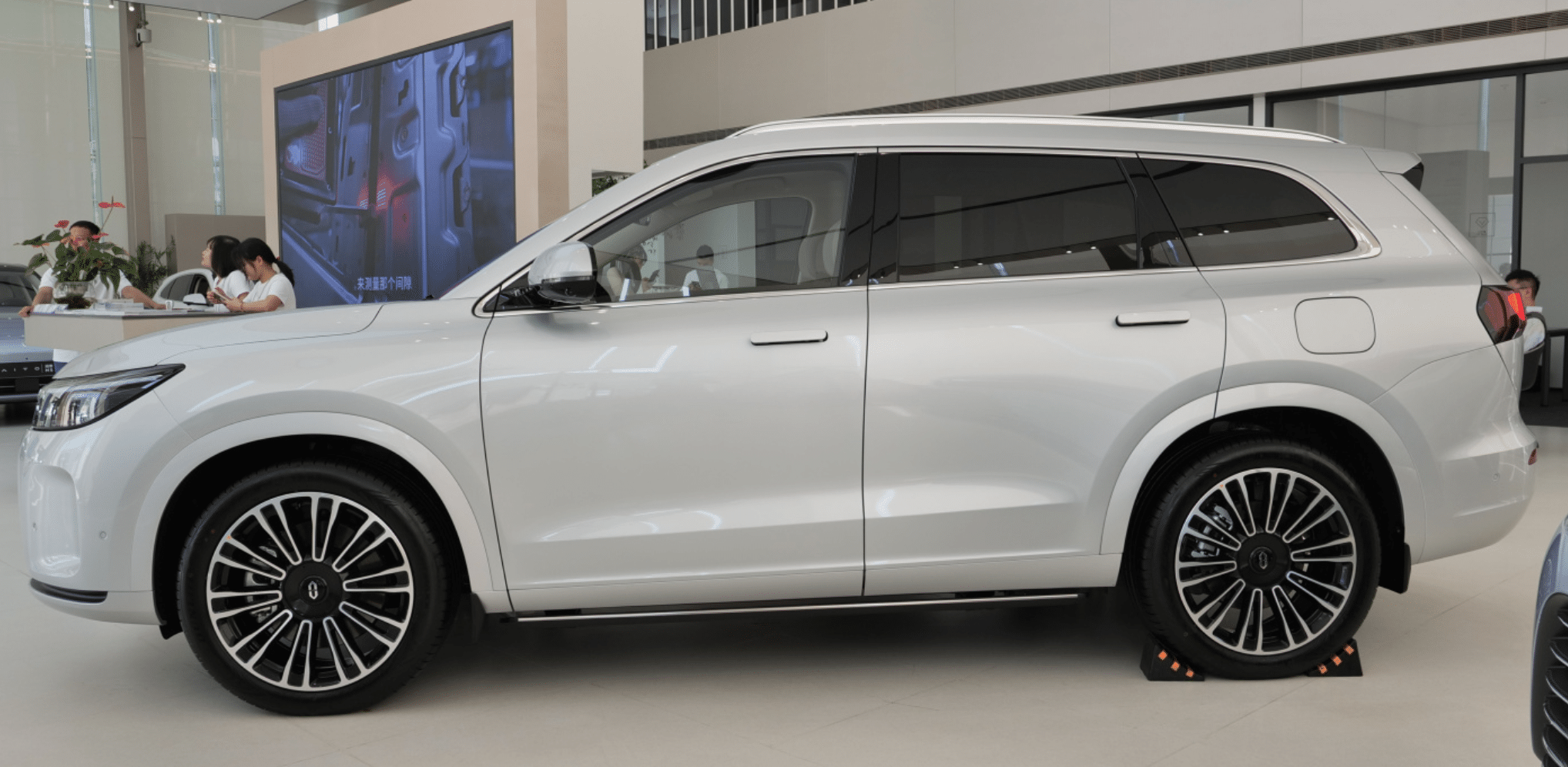 The new version of M7 offers 400 USD discount and other perks