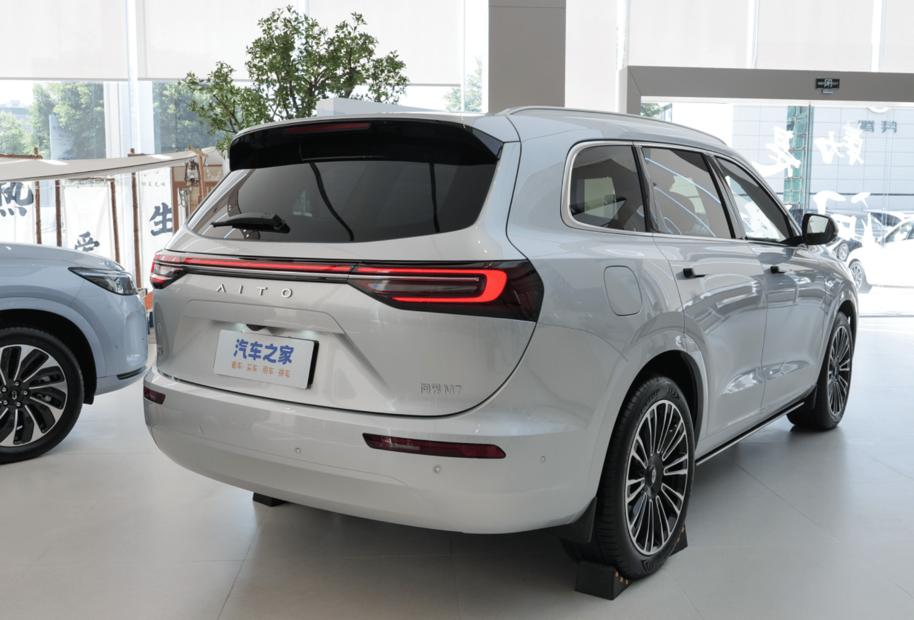 The new version of M7 offers 400 USD discount and other perks