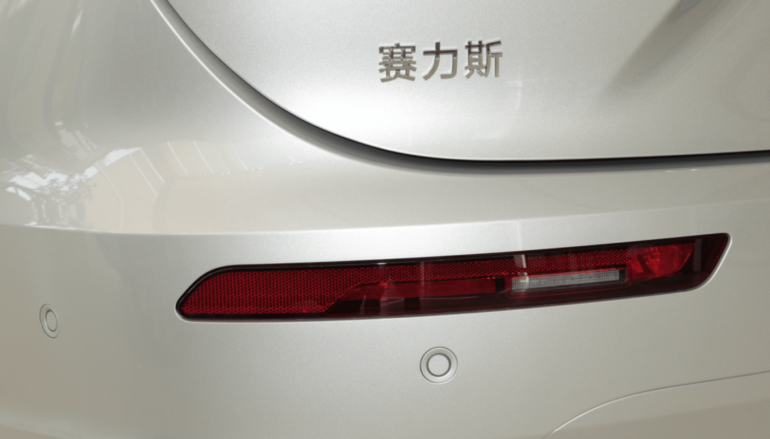 The new version of M7 offers 400 USD discount and other perks