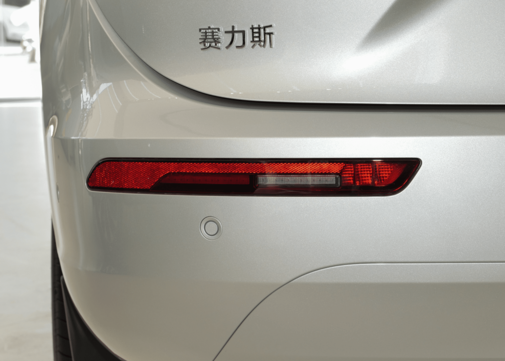 The new version of M7 offers 400 USD discount and other perks