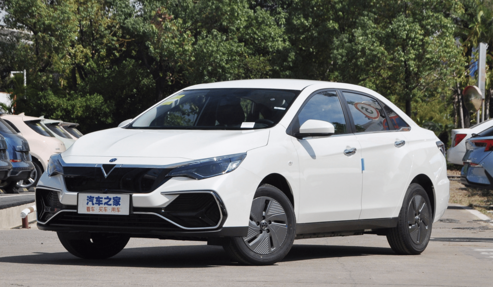 Dongfeng-Nissan Venucia first compact SUV EV debuts October 23
