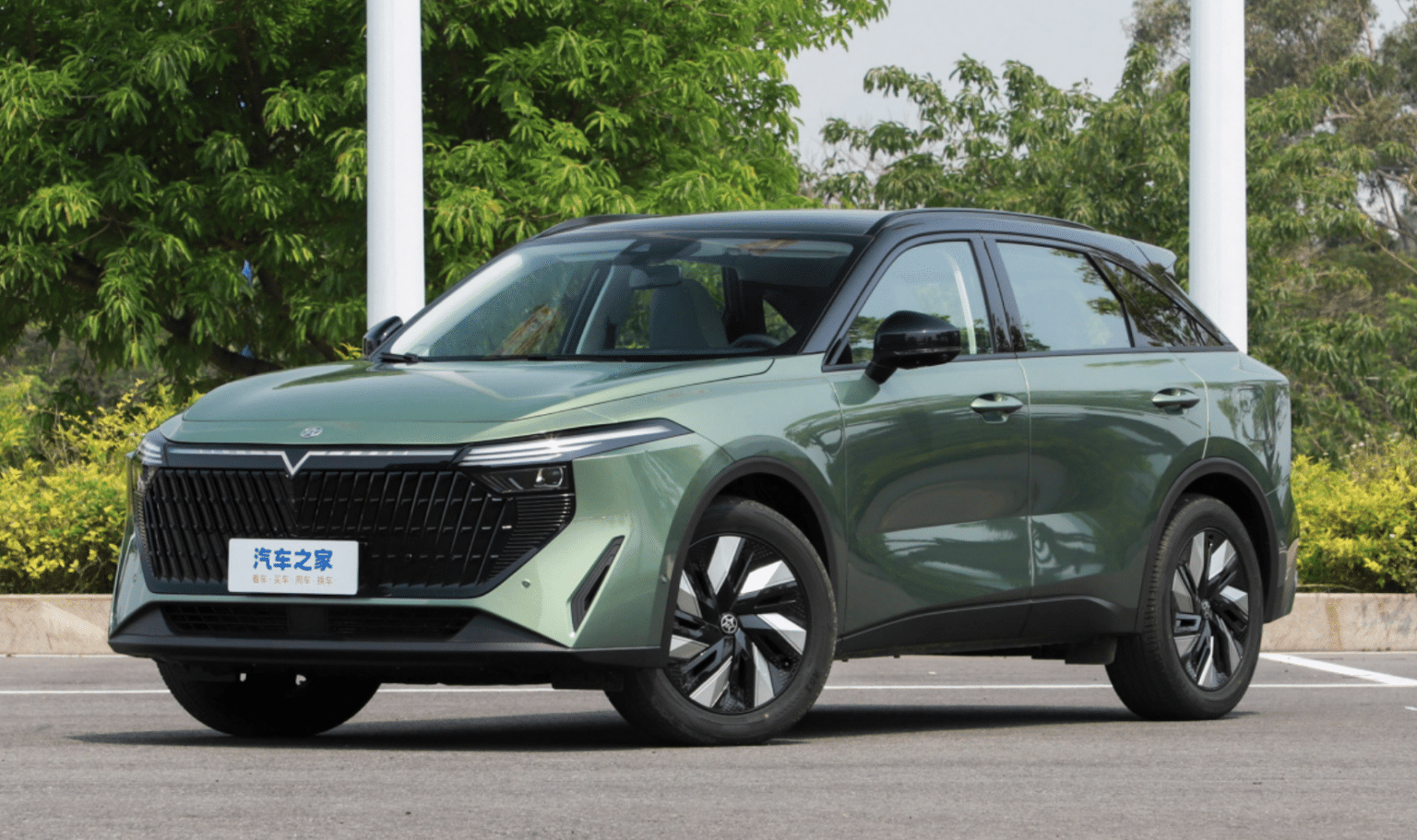 Dongfeng-Nissan Venucia first compact SUV EV debuts October 23