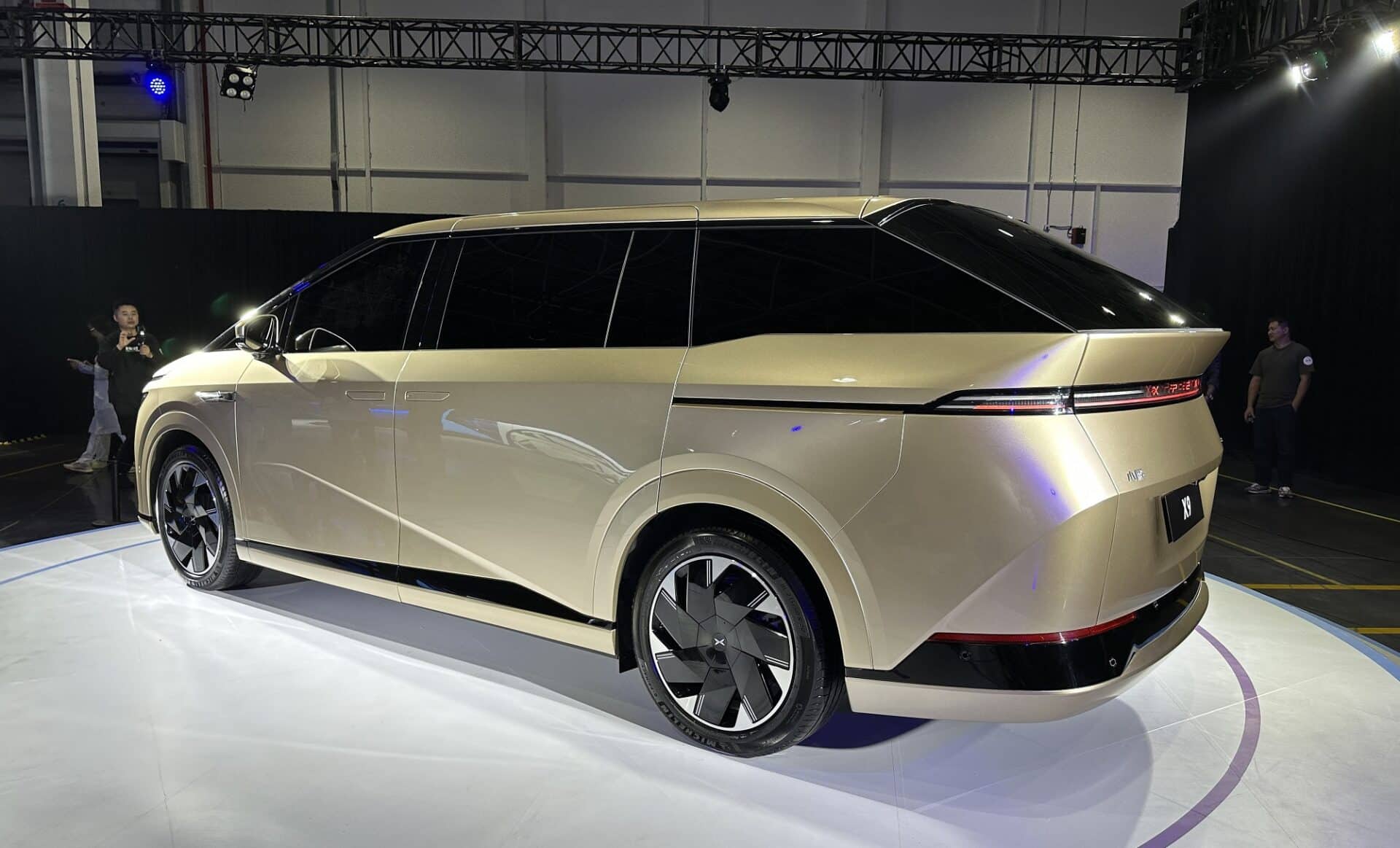 Xpeng X9 flagship MPV debuts in China