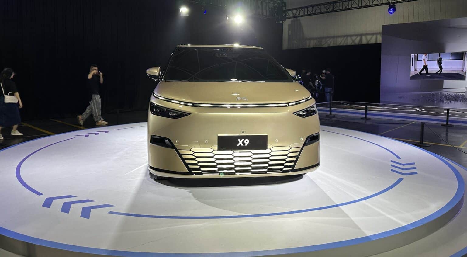 Xpeng X9 flagship MPV debuts in China