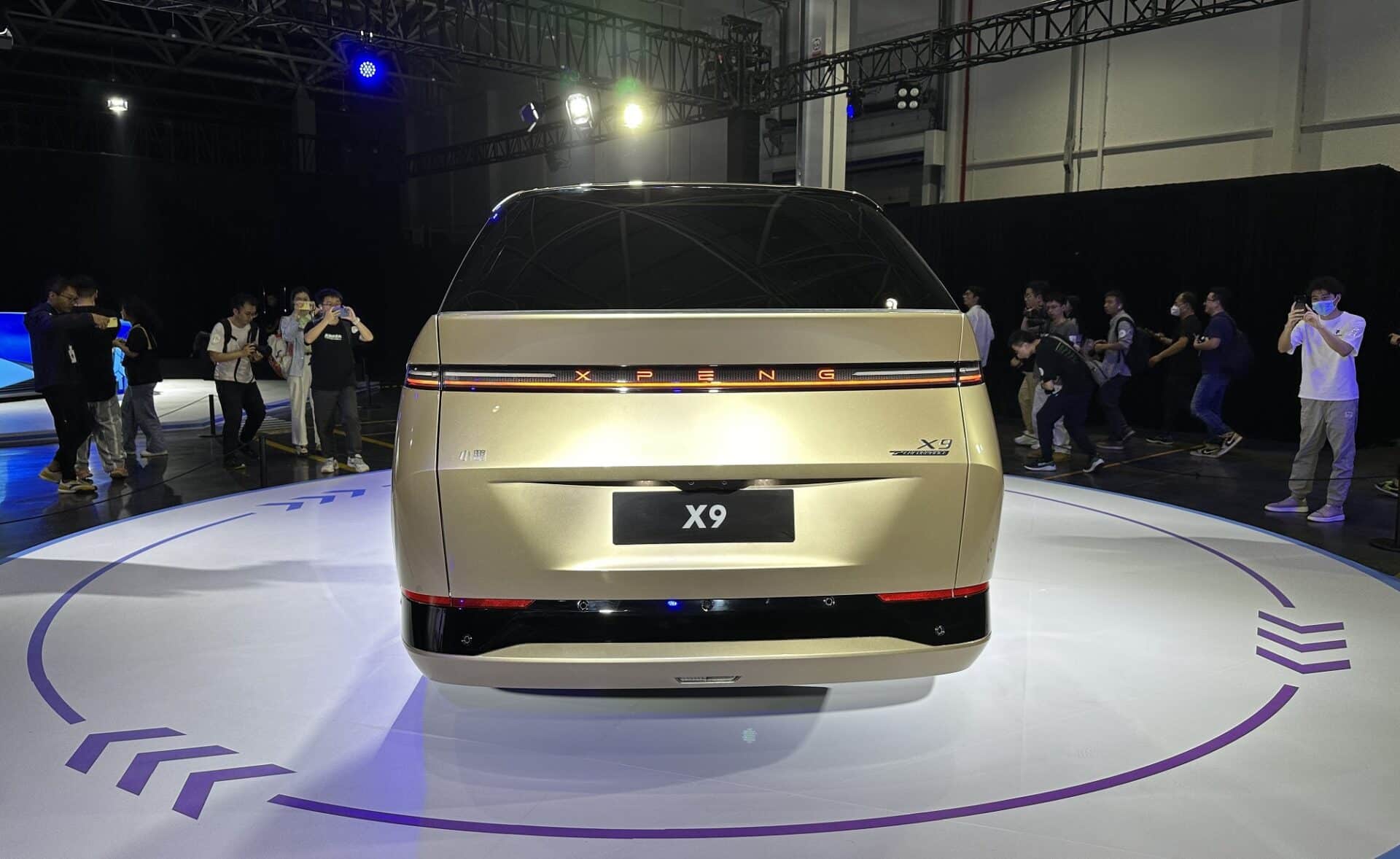 Xpeng X9 flagship MPV debuts in China