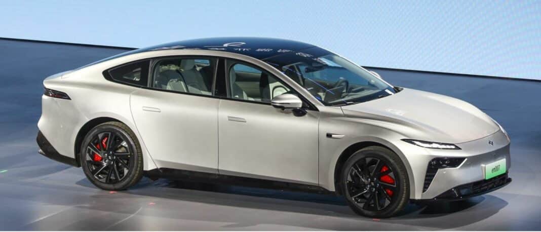 Dongfeng eπ 007 sedan with 1,200 km range debuts in China