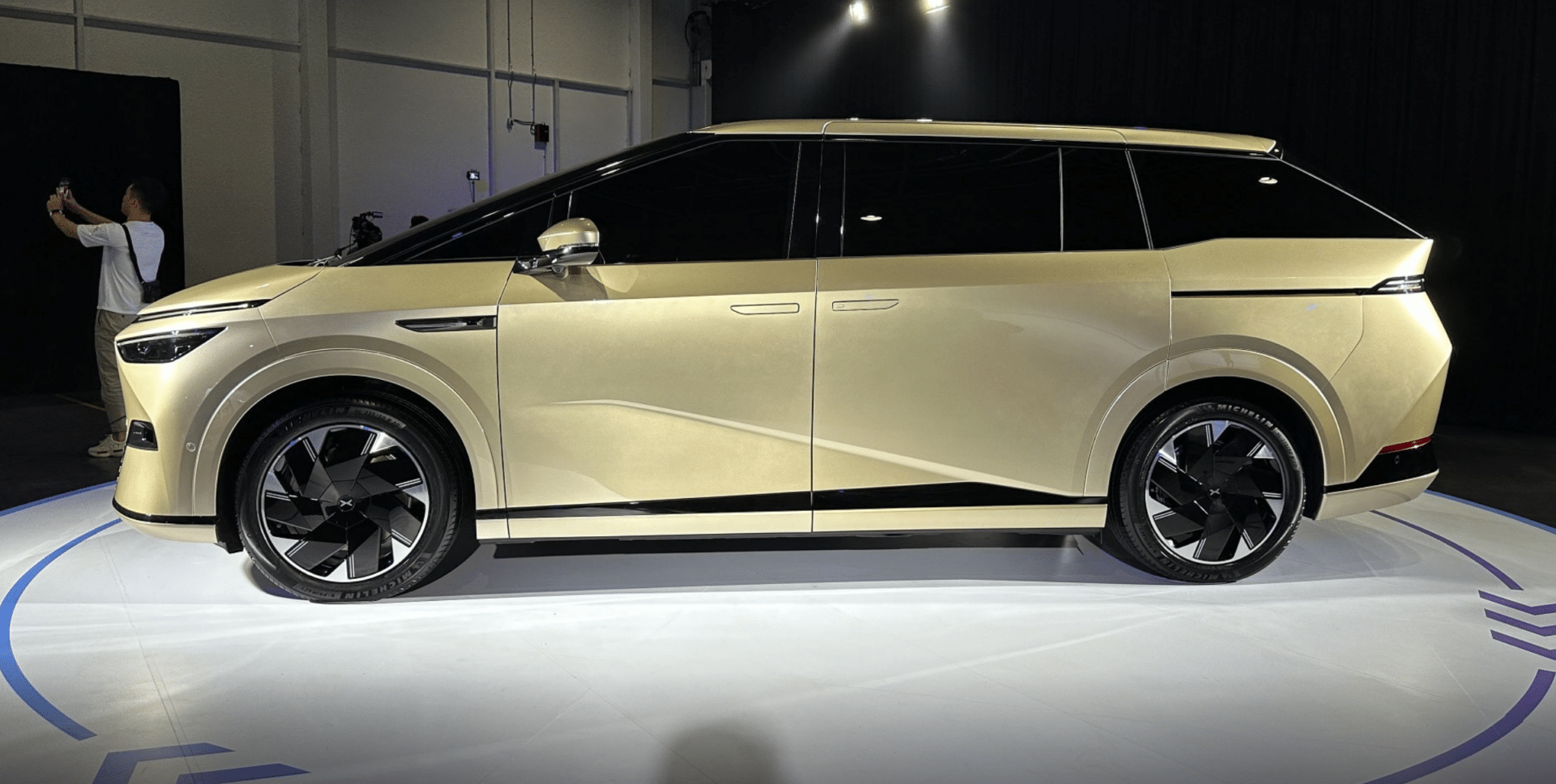 Xpeng X9 interior image released