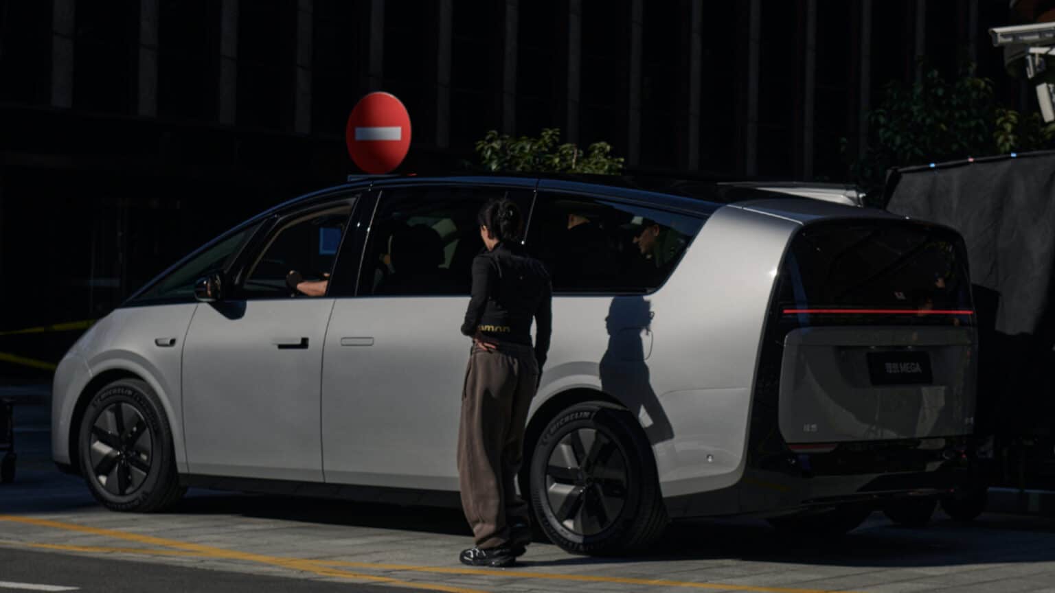 Li Auto Mega specs exposed with 102.7-kWh pack and 544 hp