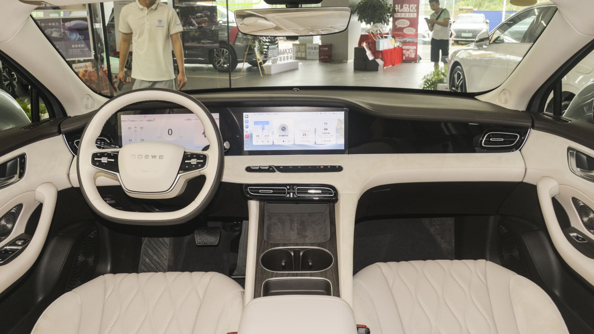 SAIC’s Roewe D7 launched in China. Starts at 17,300 USD