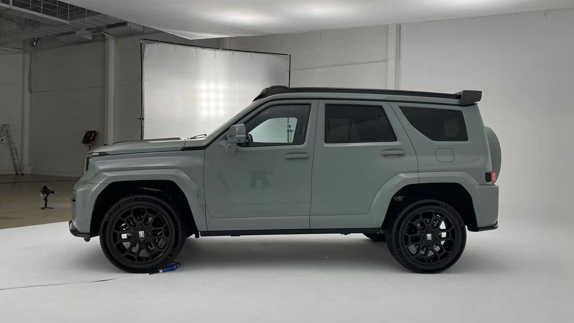 Tank 700 Hi4-T is an off-road beast from Great Wall Motor