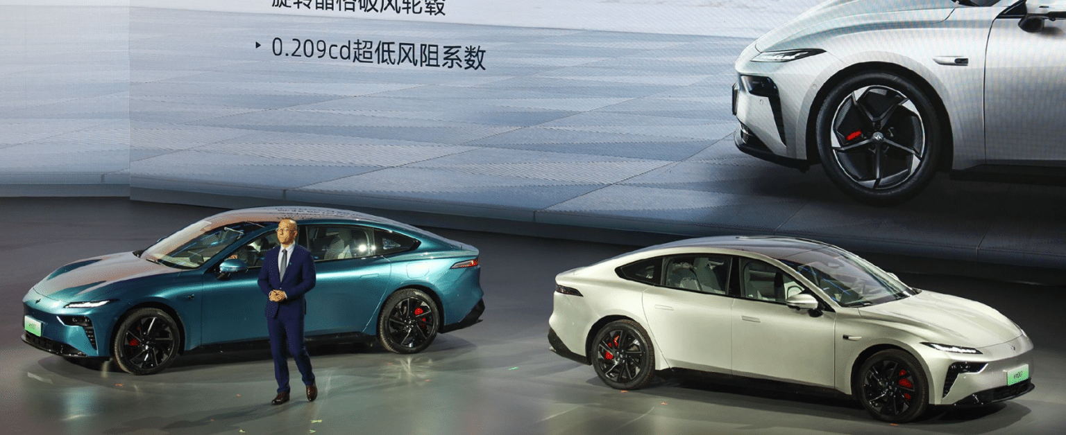 Dongfeng eπ 007 sedan with 1,200 km range debuts in China