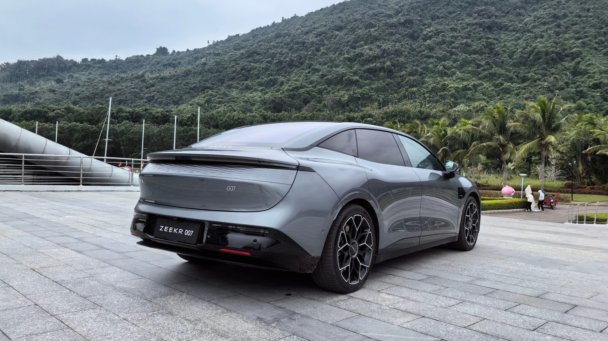 Zeekr 007 launched with the world's fastest charging - 610 km range in ...