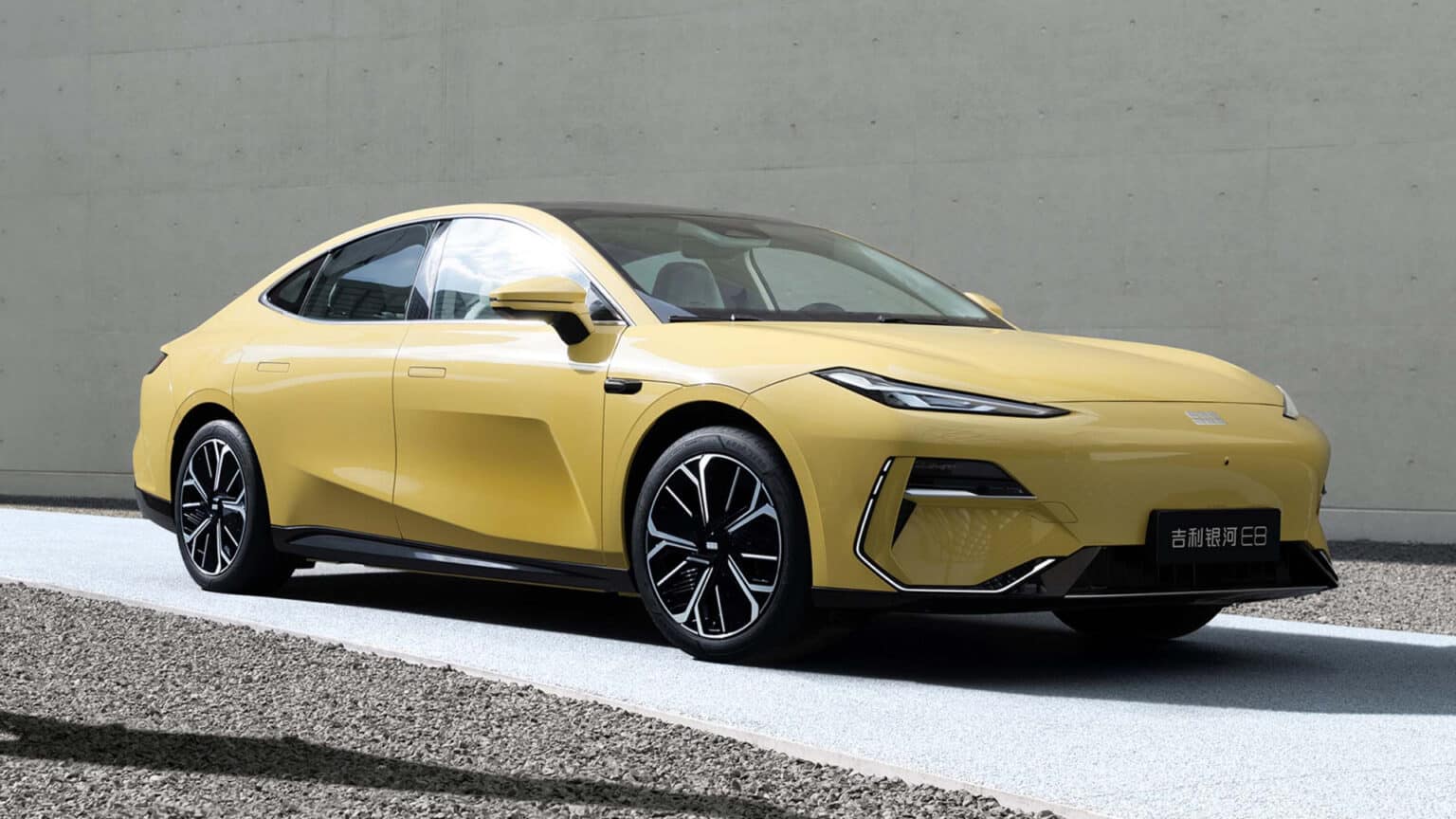 Geely Galaxy E8 pre-orders in China at 26,350 USD with 475 kW