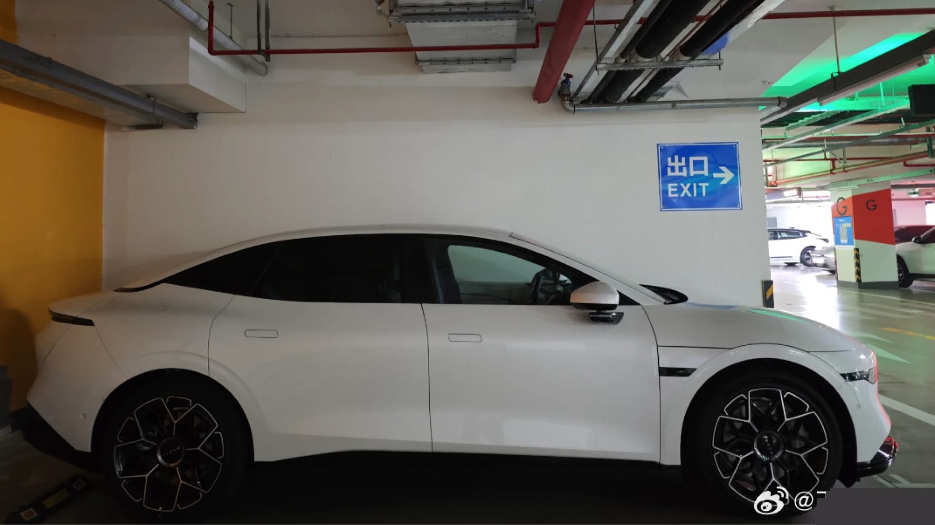 Entry-level Zeekr 007 spied in China without Zeekr Stargate panel