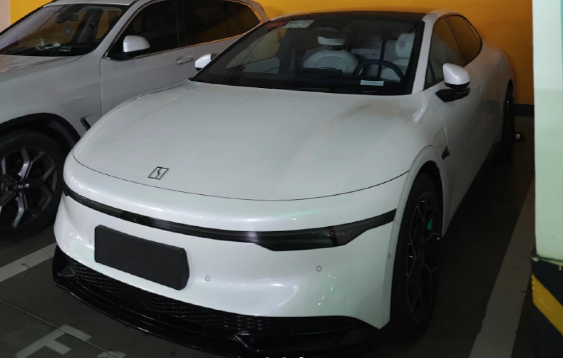 Entry-level Zeekr 007 spied in China without Zeekr Stargate panel