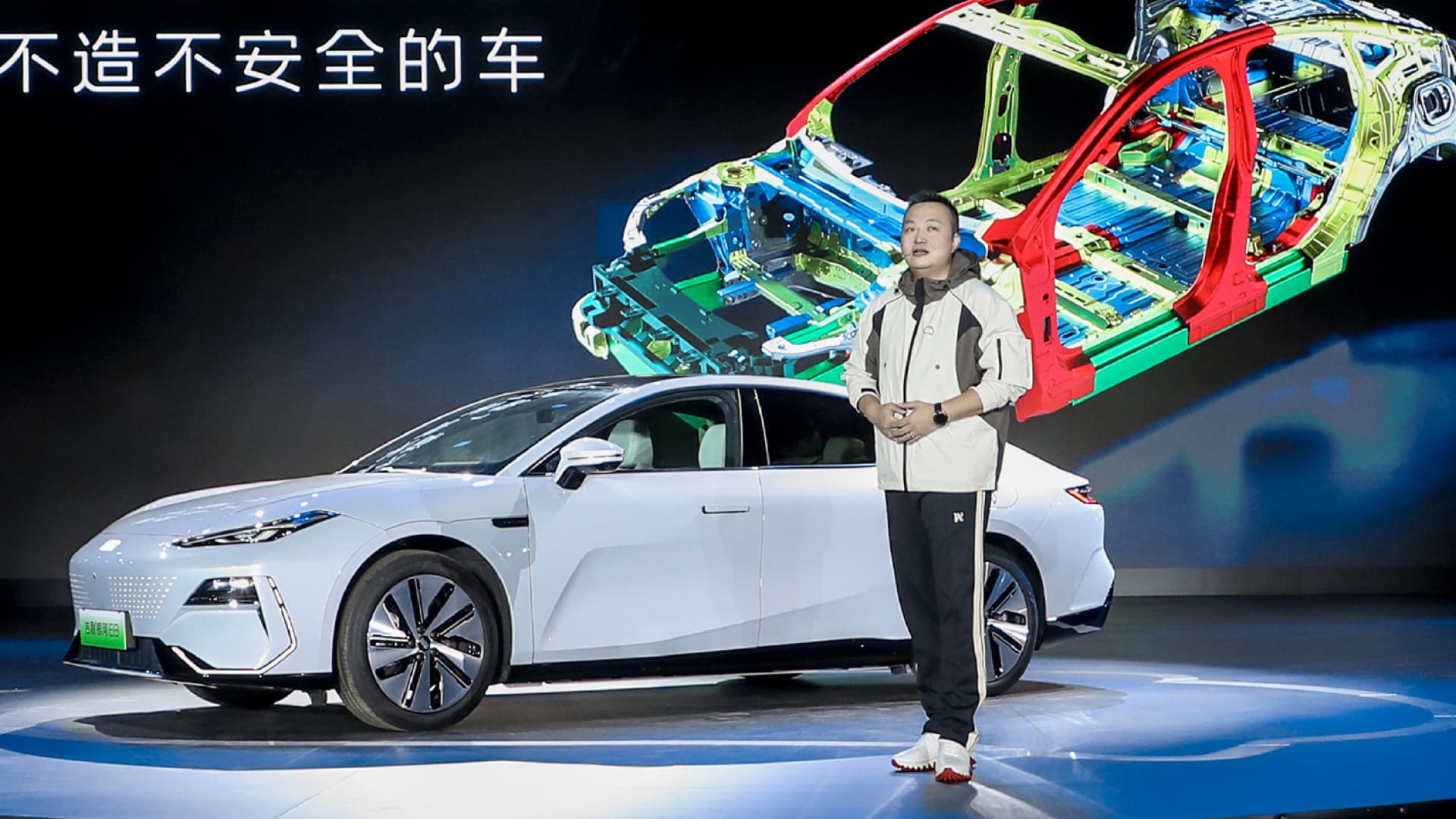 Geely Galaxy E8 pre-orders in China at 26,350 USD with 475 kW