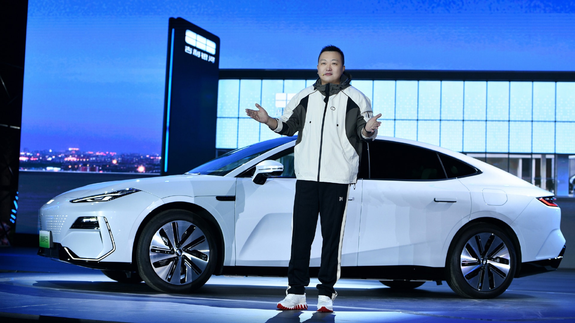 Geely Galaxy E8 pre-orders in China at 26,350 USD with 475 kW