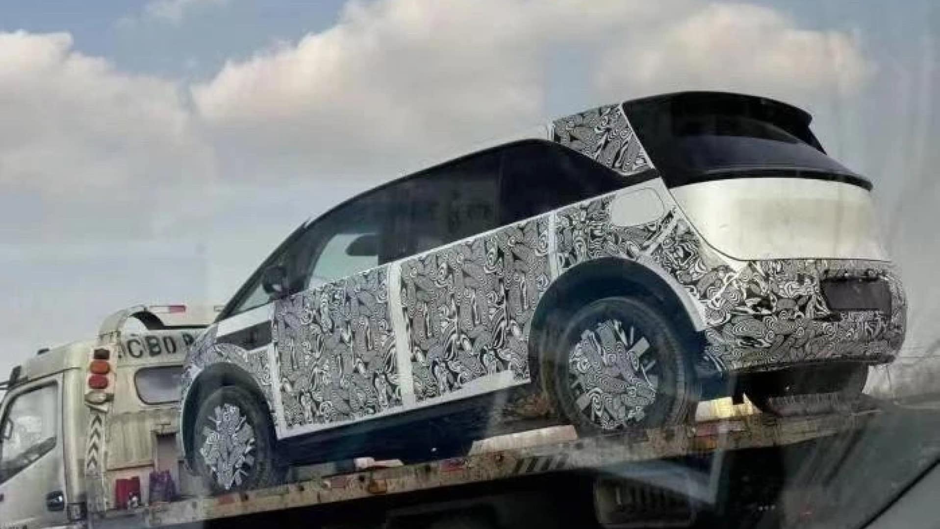 Pre-production Zeekr M-Vision spotted with 1-billion yuan element