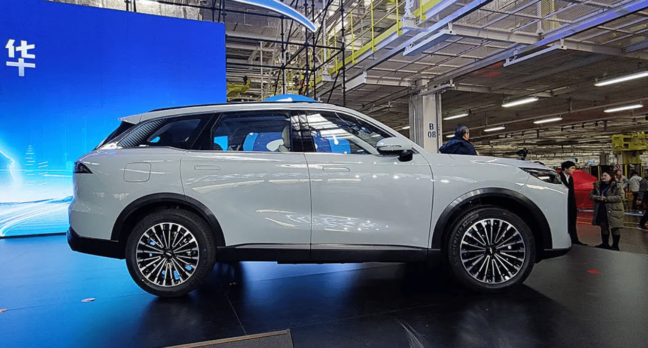 Chery Fengyun T9 PHEV SUV rolled off production line in China