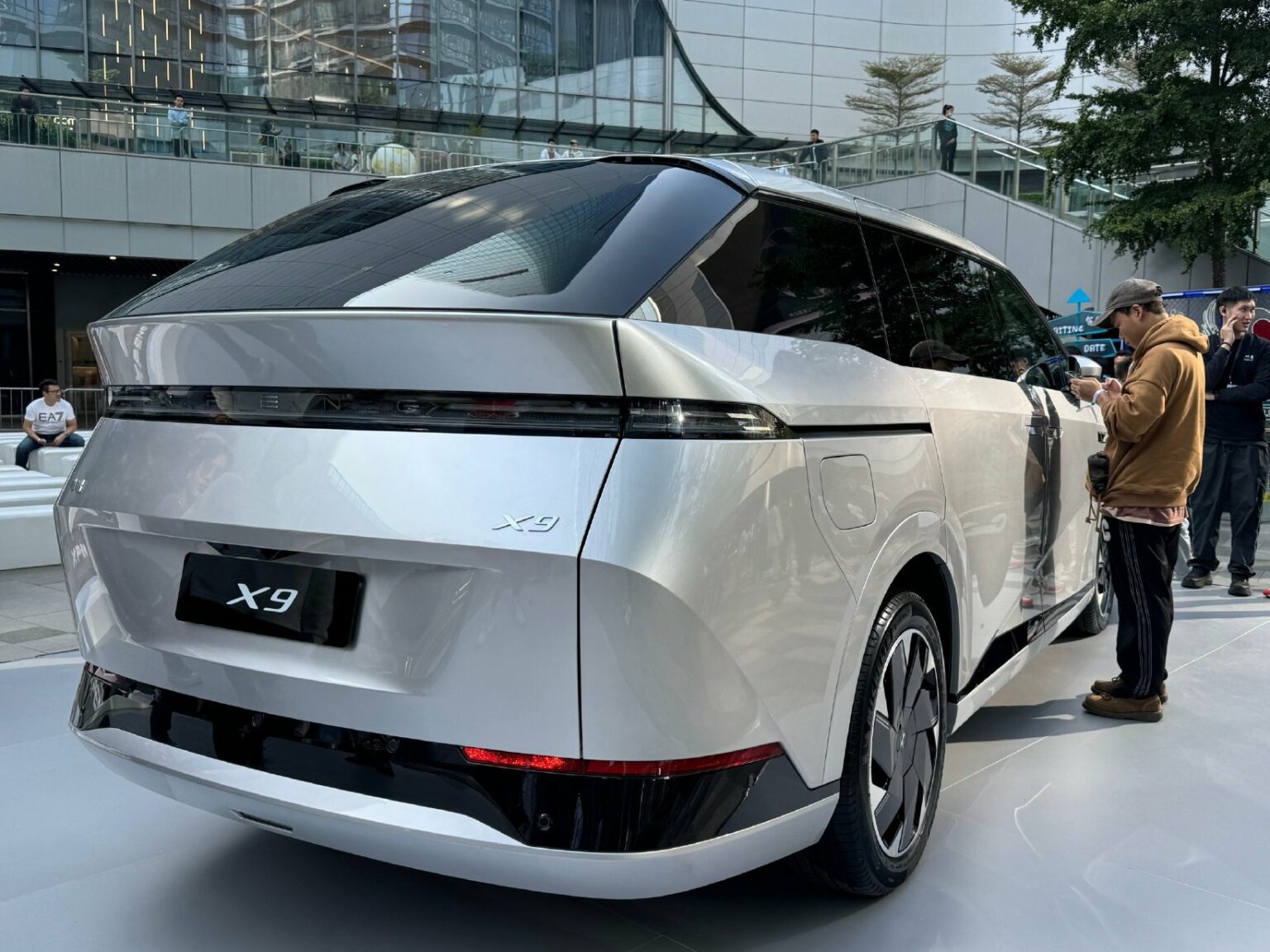 Xpeng X9 seven-seater launched at 50,800 USD, lower than pre-sale price