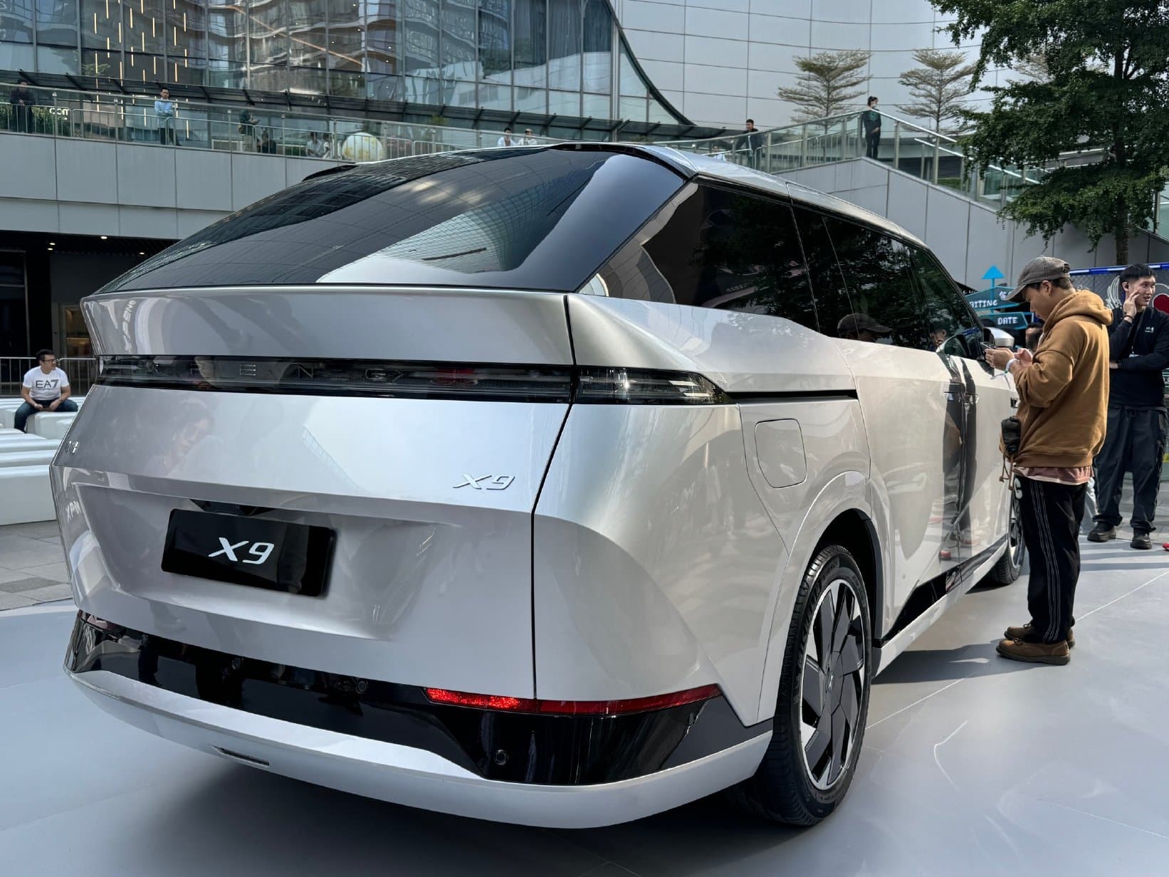 Xpeng X9 seven-seater launched at 50,800 USD, lower than pre-sale price