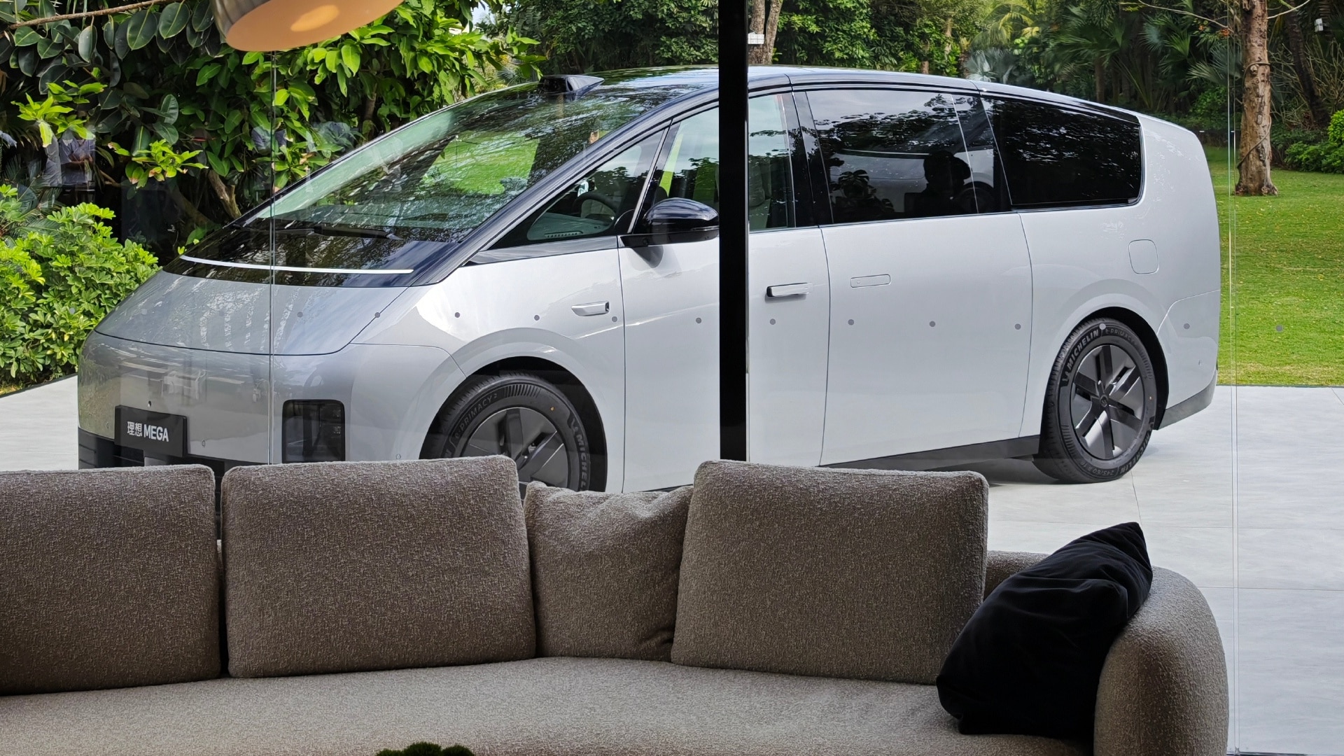 Li Auto Mega revealed new specs before the launch