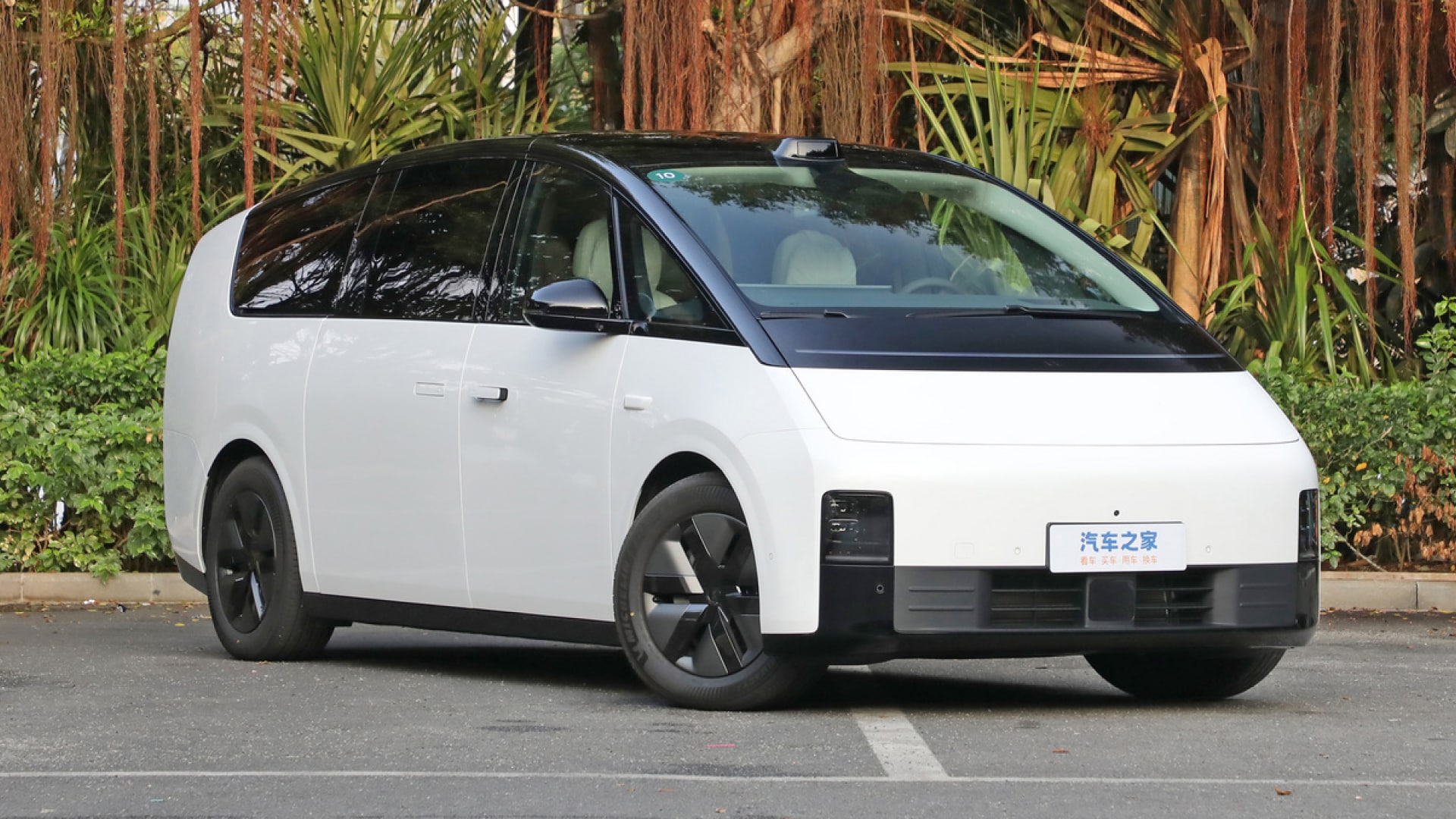 Li Auto Mega enters China with starting price of 77,800 USD