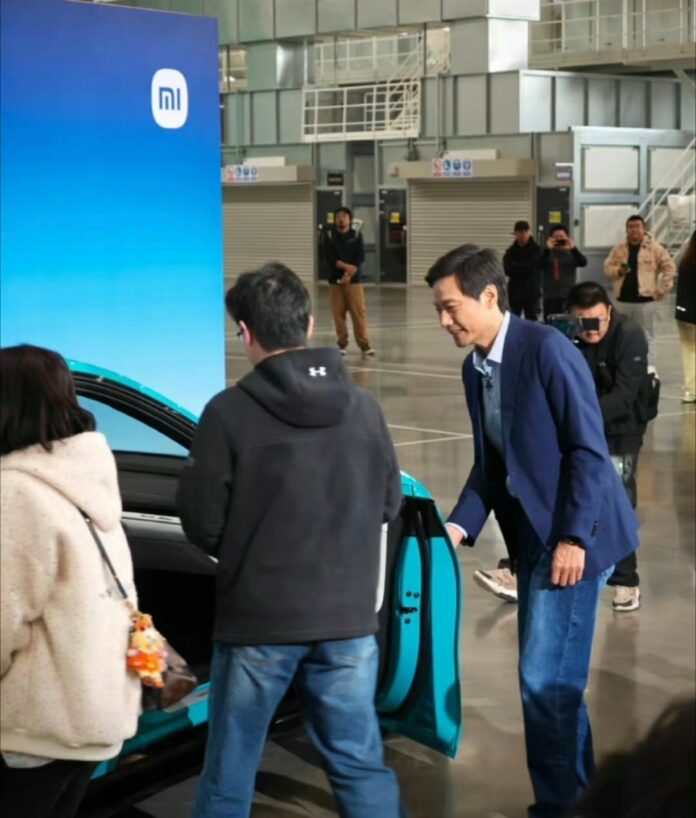Xiaomi CEO Lei Jun started deliveries of Xiaomi SU7 electric sedan