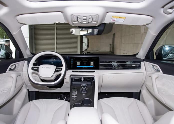 Roewe D5X PHEV launches