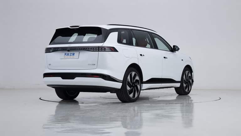 Dongfeng eπ 008 launches in China with the only option being EV or EREV