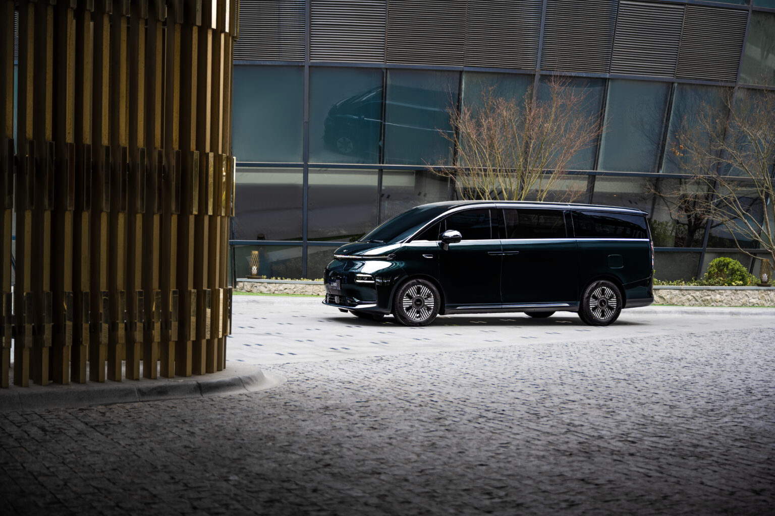 LEVC L380 with over 800 km all-electric range launches in China