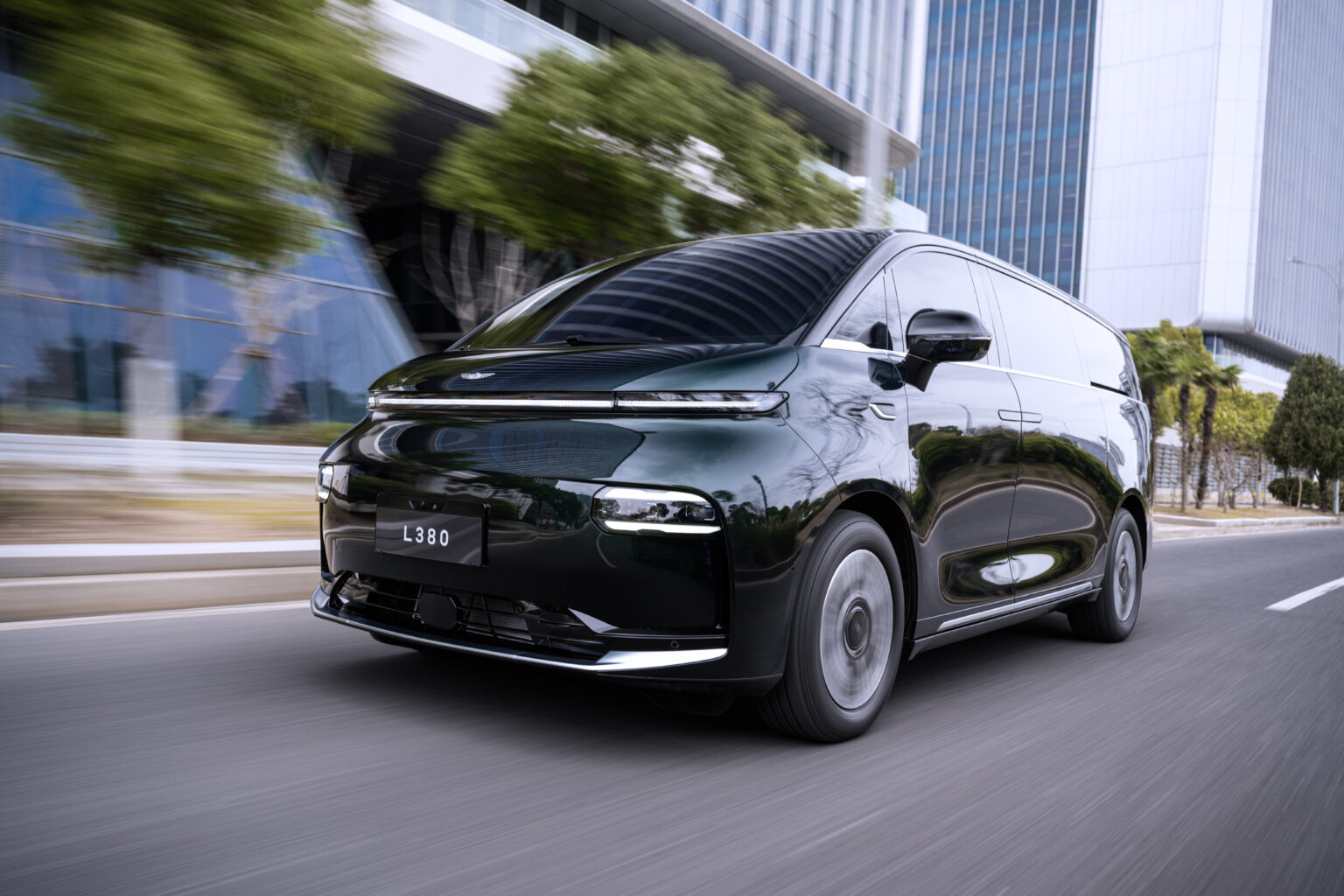 LEVC L380 with over 800 km all-electric range launches in China