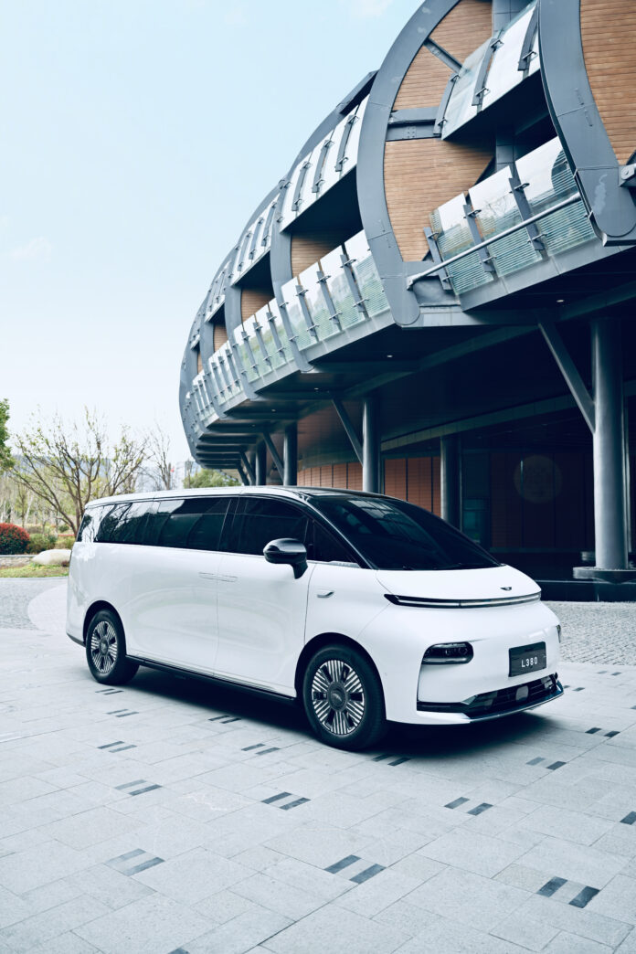 LEVC L380 with over 800 km all-electric range launches in China